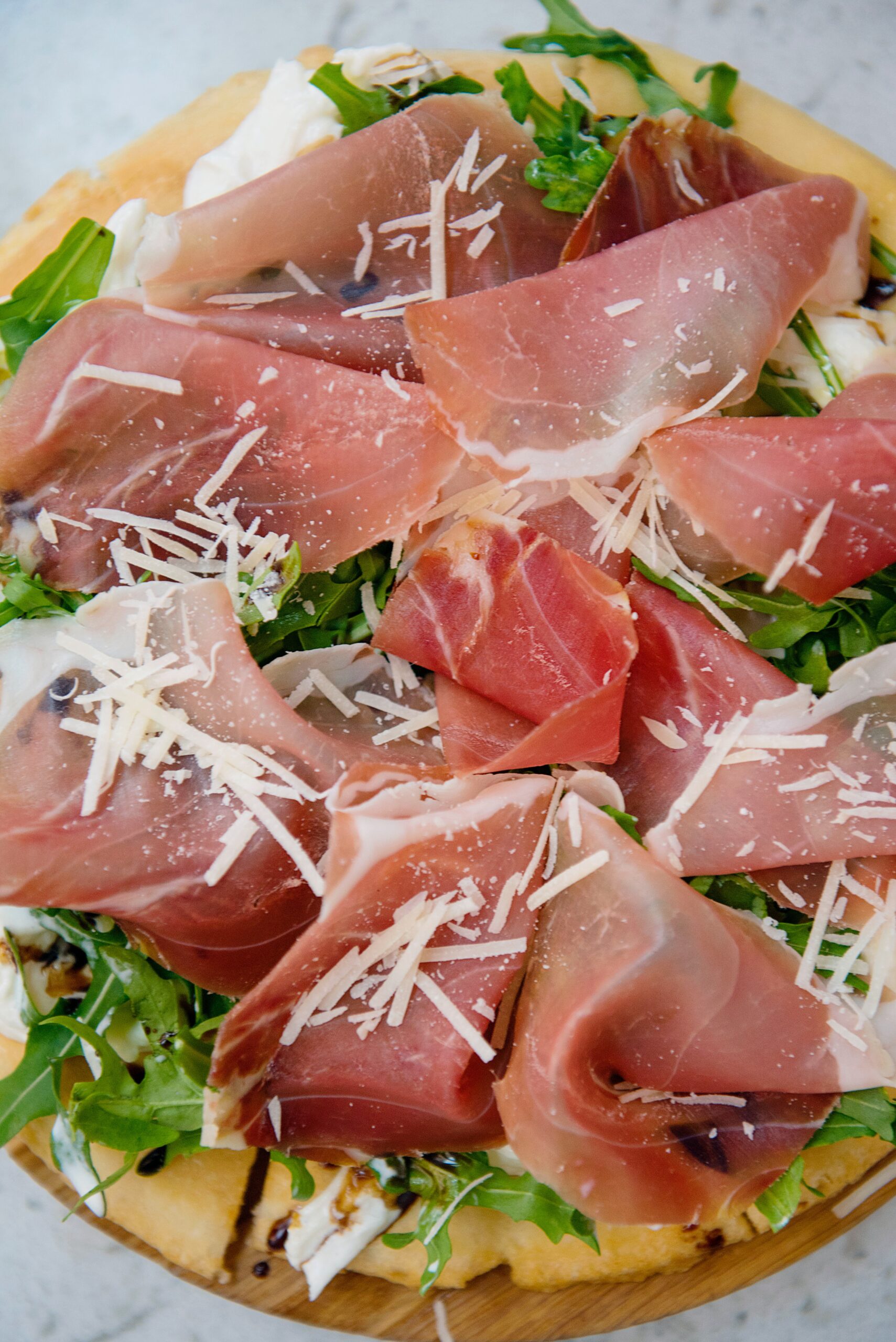 Pizza met rauwe ham en truffelmayonaise » Vleeschwaar